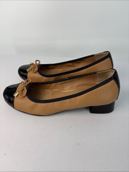 Vionic | Shoes | Vionic Tan And Black Captoe Ballet Flats With Bow ...